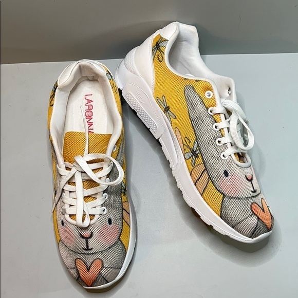 Laronna | Shoes | Laronna Bunnyheartdragonfly Print Sneakers Sz 4 ...